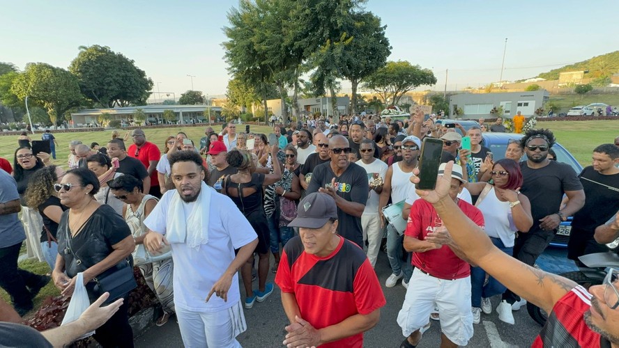 Anderson Leonardo é enterrado ao som de sucessos do Molejo