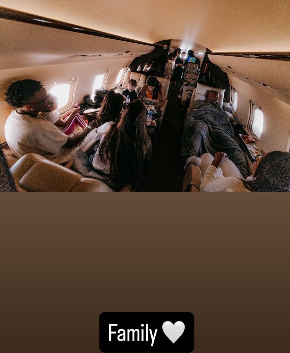 Após lua de mel, Eder Militão e Tainá Castro viajam com filhos de jatinho rumo às férias