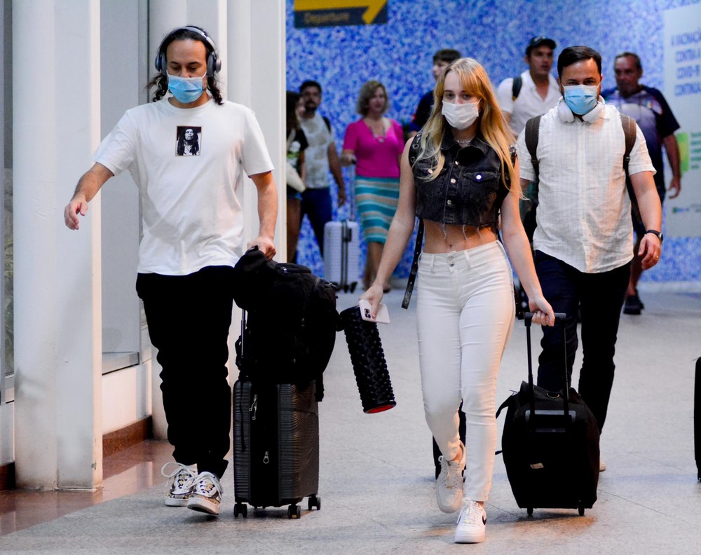 Gabriel o Pensador desembarca em aeroporto do Rio com namorada de 22 ...