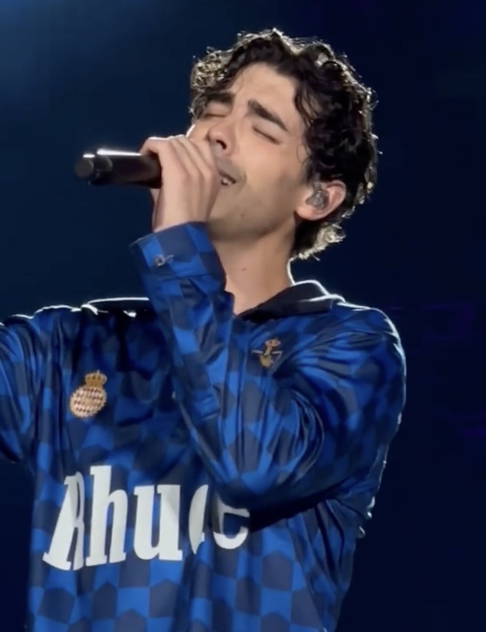 Joe Jonas chora ao cantar e falar pela primeira vez sobre divórcio ...
