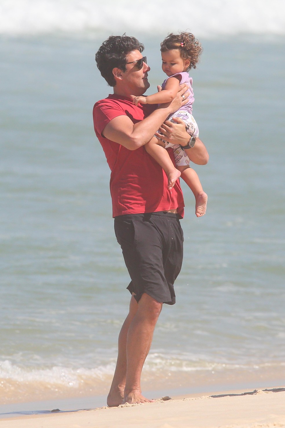 Bruno De Luca curte praia com a família após anunciar pausa na carreira ...