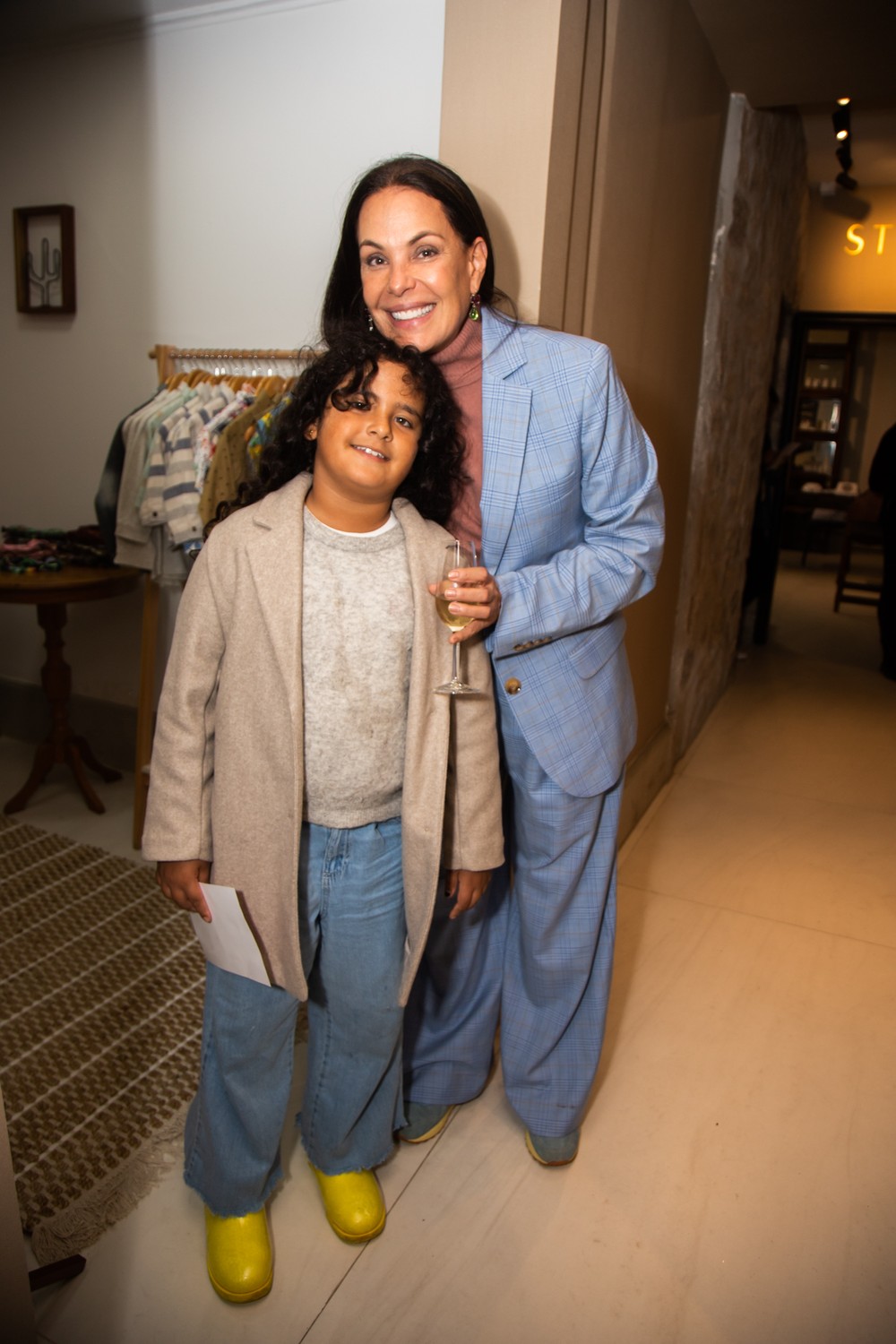 Carolina Ferraz faz aparição rara com a filha de 8 anos, Isabel; amplie