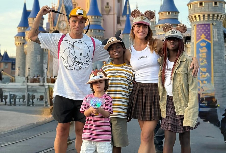 Giovanna Ewbank e Bruno Gagliasso curtem Disney com Títi, Bless e Zyan