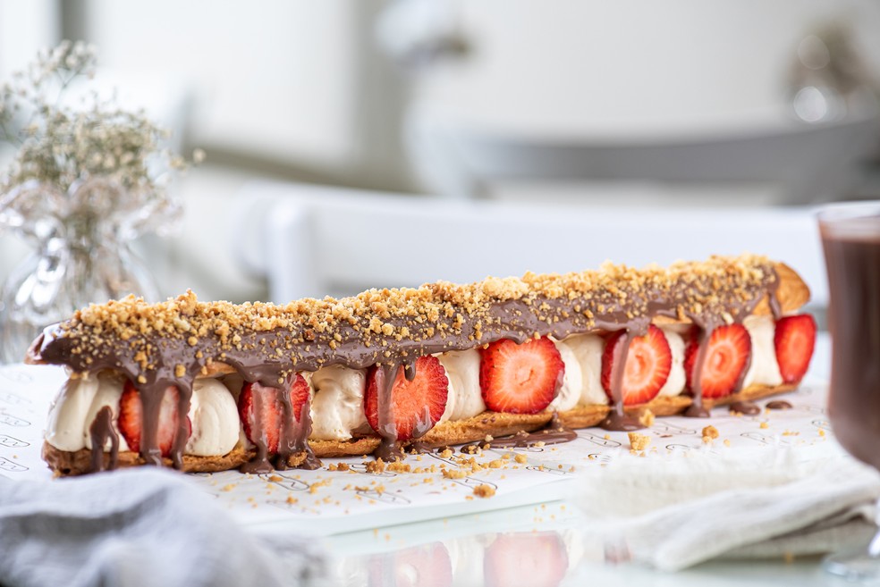 Éclair Cafeteria e Bistrô lança versão gigante do clássico doce francês