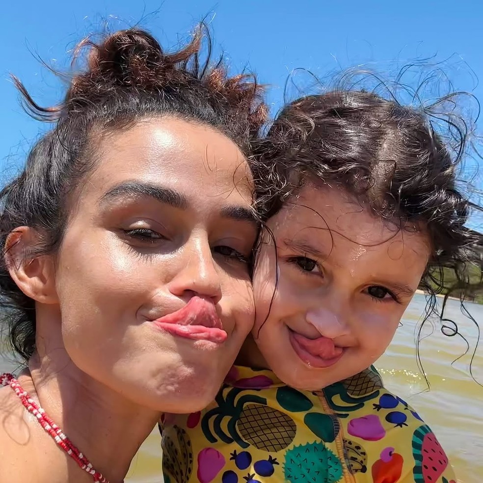 Nanda Costa encanta com fotos ao lado das filhas gêmeas na praia