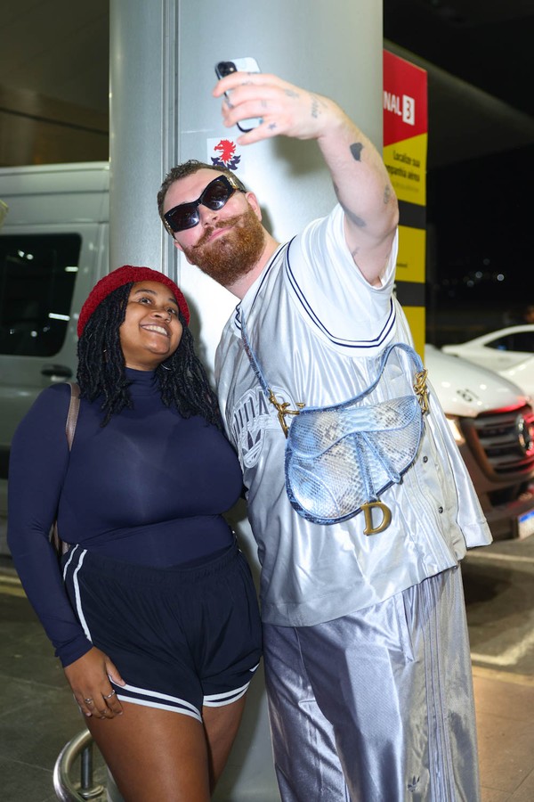 Após show no Lollapalooza, Sam Smith posa com fãs em aeroporto ao ...