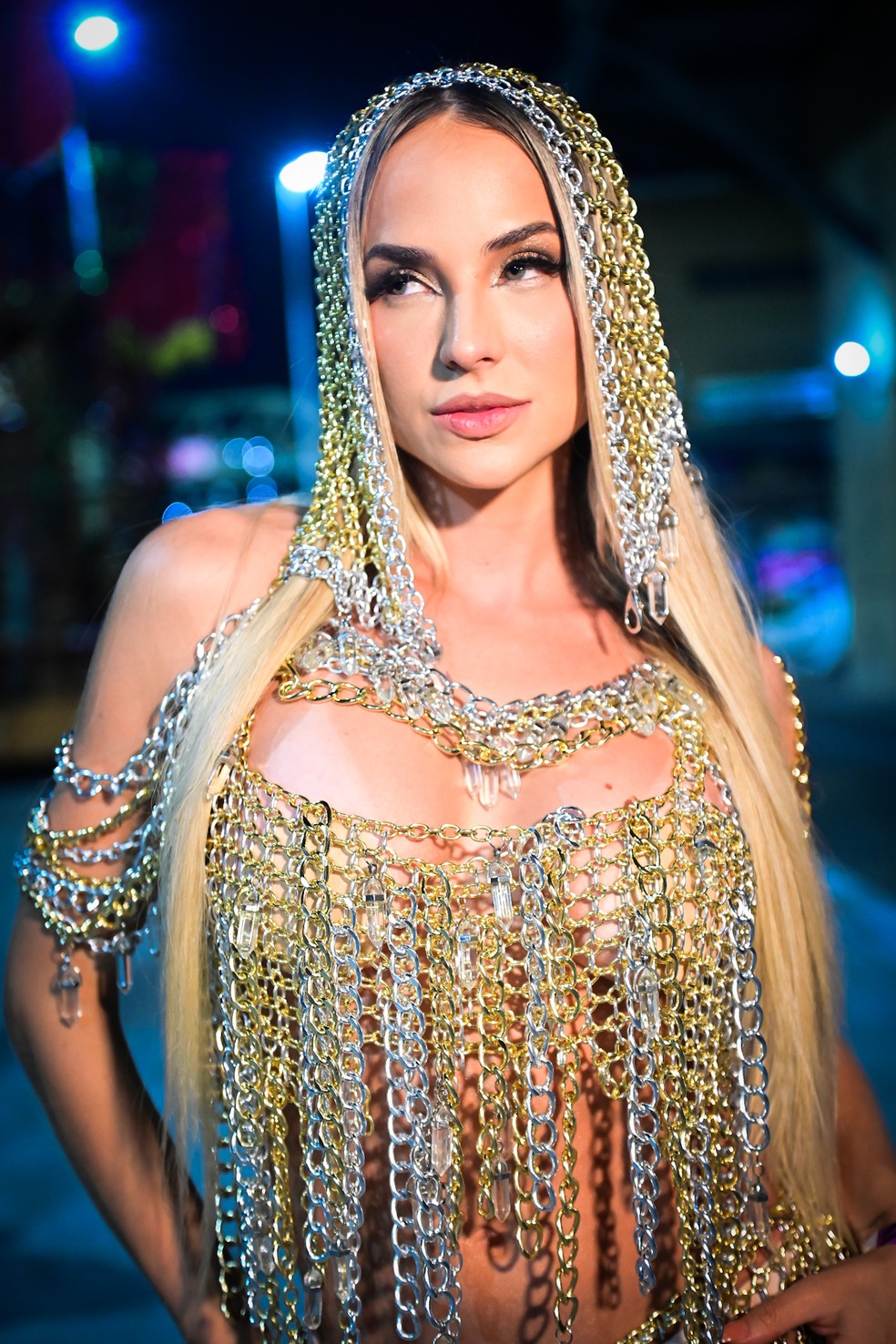 Gabi Martins arrasa de look de correntes douradas e prateadas em ...