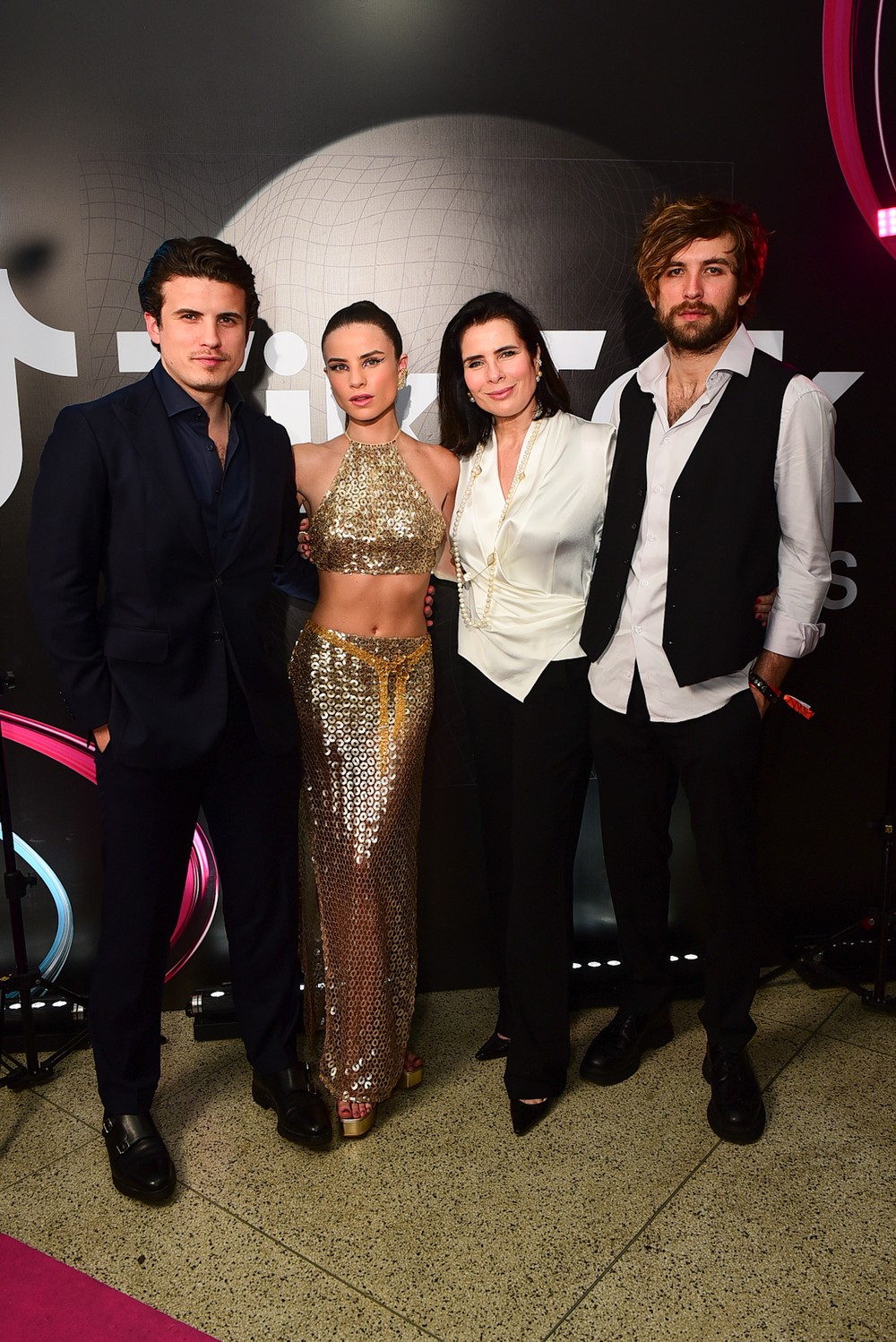 Giulia Be faz aparição rara com a mãe e os dois irmãos