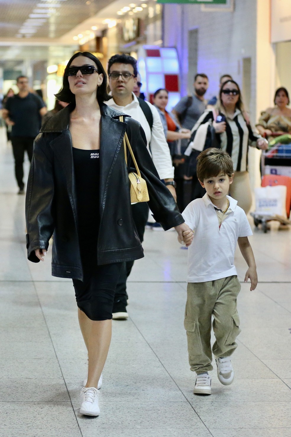 Com vestido de R$ 12 mil, Isis Valverde embarca em voo com o filho, Rael