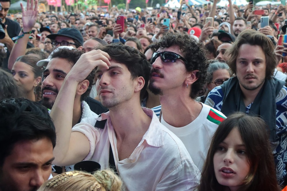 Johnny Massaro curte Festival de casal após ser flagrado beijando rapaz ...