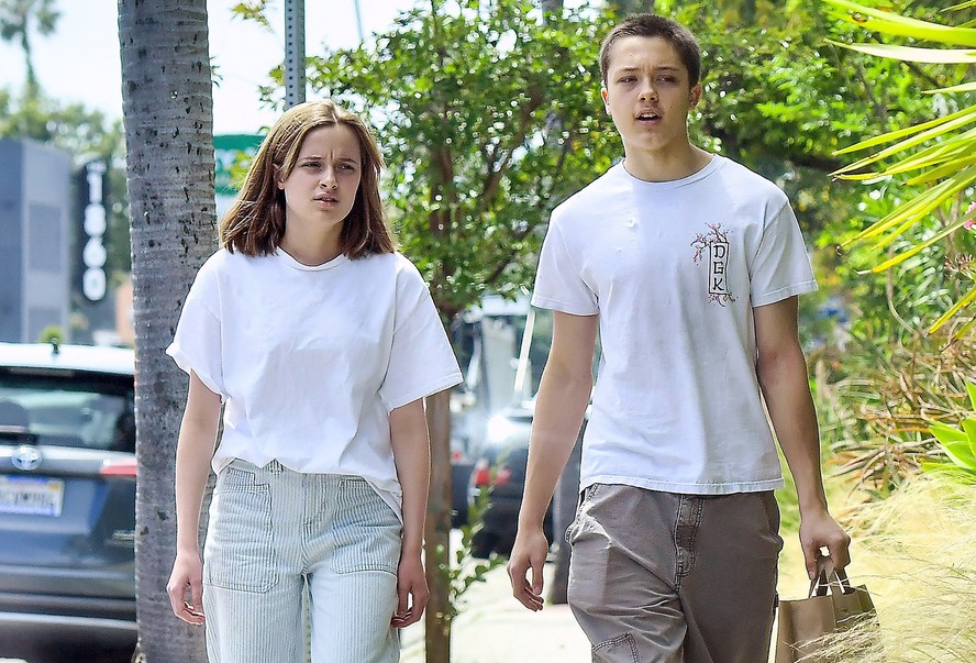 Cara de Angelina Jolie, Brad Pitt ou ambos? Gêmeos dos atores passeiam ...