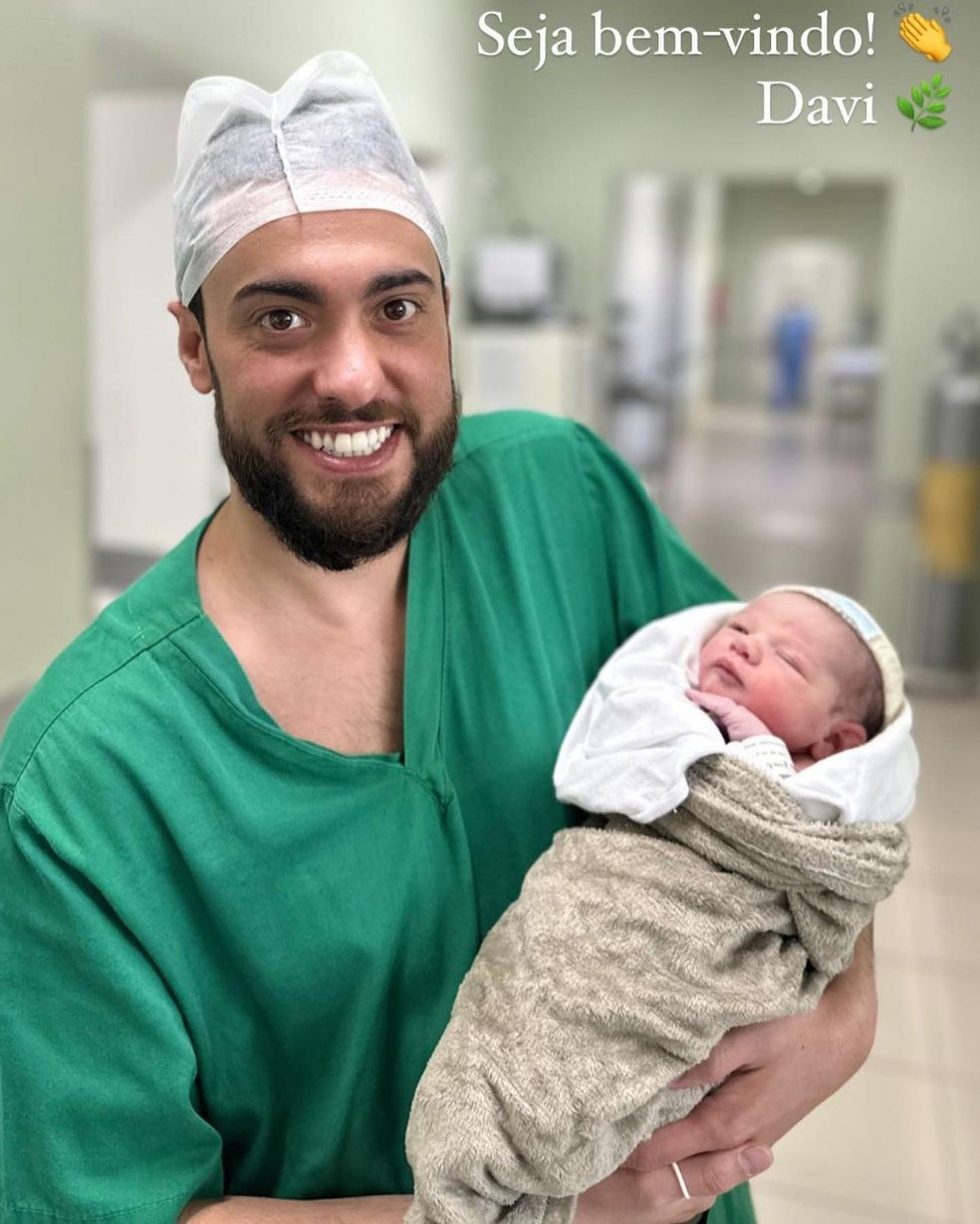 Ratinho apresenta o neto recém-nascido: 'Família aumentou de novo'