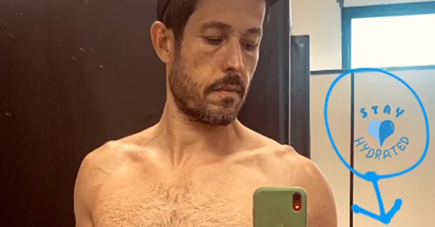 Prestes a fazer 50 anos, Roger Gobeth mostra corpo sarado em selfie