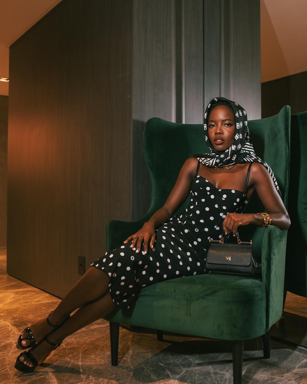 Lenço na cabeça: De onde vem a moda e quais celebridades estão usando