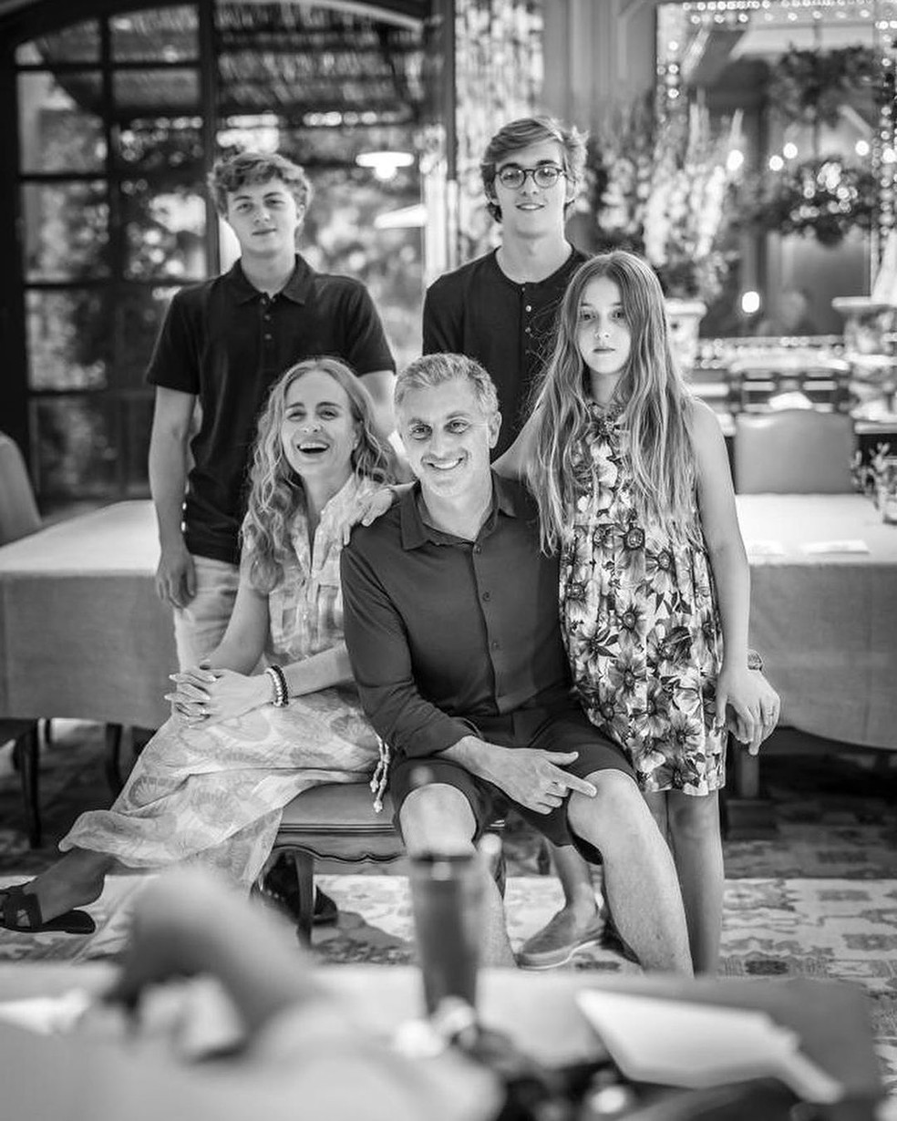 Luciano Huck, Angélica e os filhos posam para pintor; veja o resultado