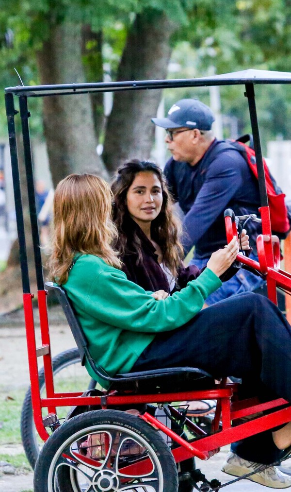 Nanda Costa passeia com Emilie Rey de triciclo pelo Rio em meio a ...