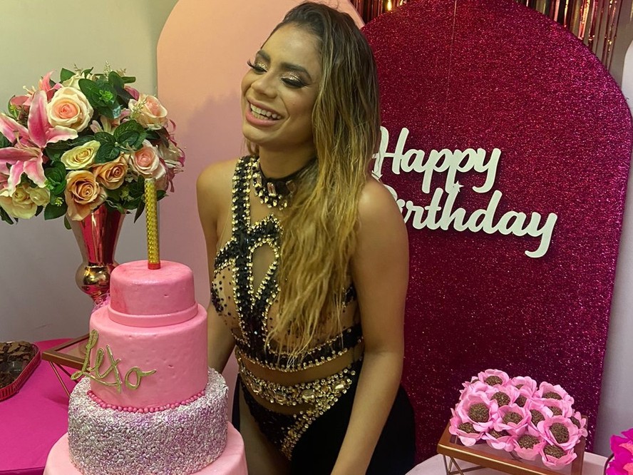 Lexa celebra aniversário e se emociona ao ver Guimê chorando de ...