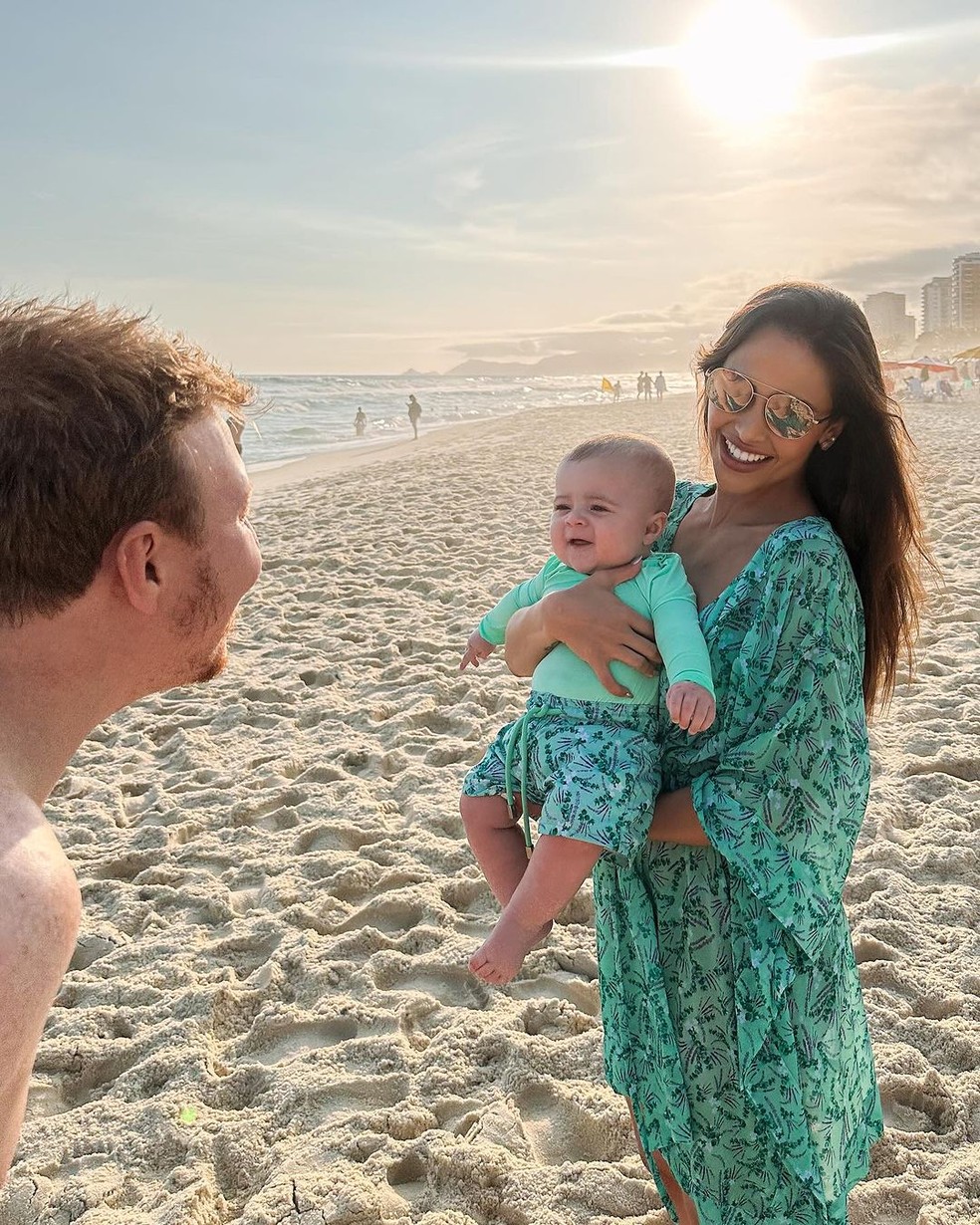 Gabi Luthai combina look com Teo Teló e o filho para curtir dia de ...