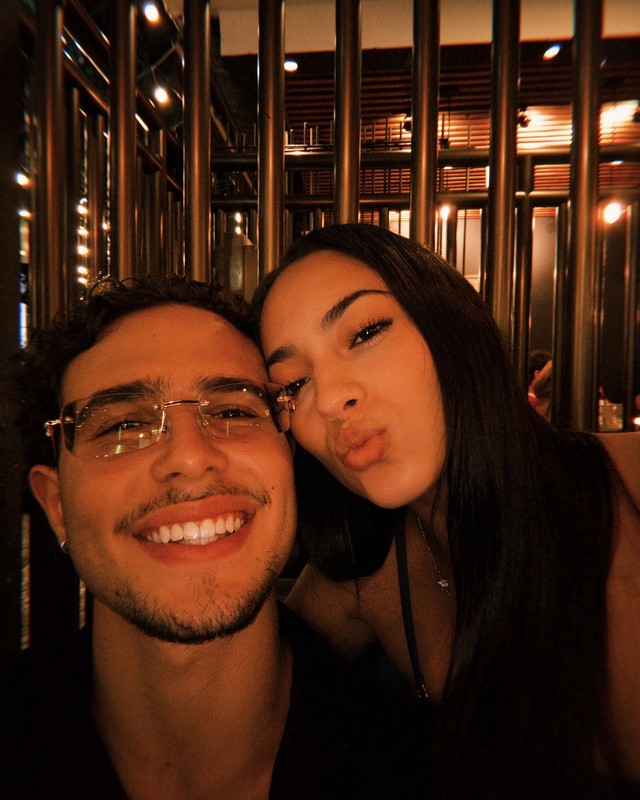 Ginasta Julia Soares brinca em jantar romântico com Igor Jansen: 'Relacionamento sério com a pizza'