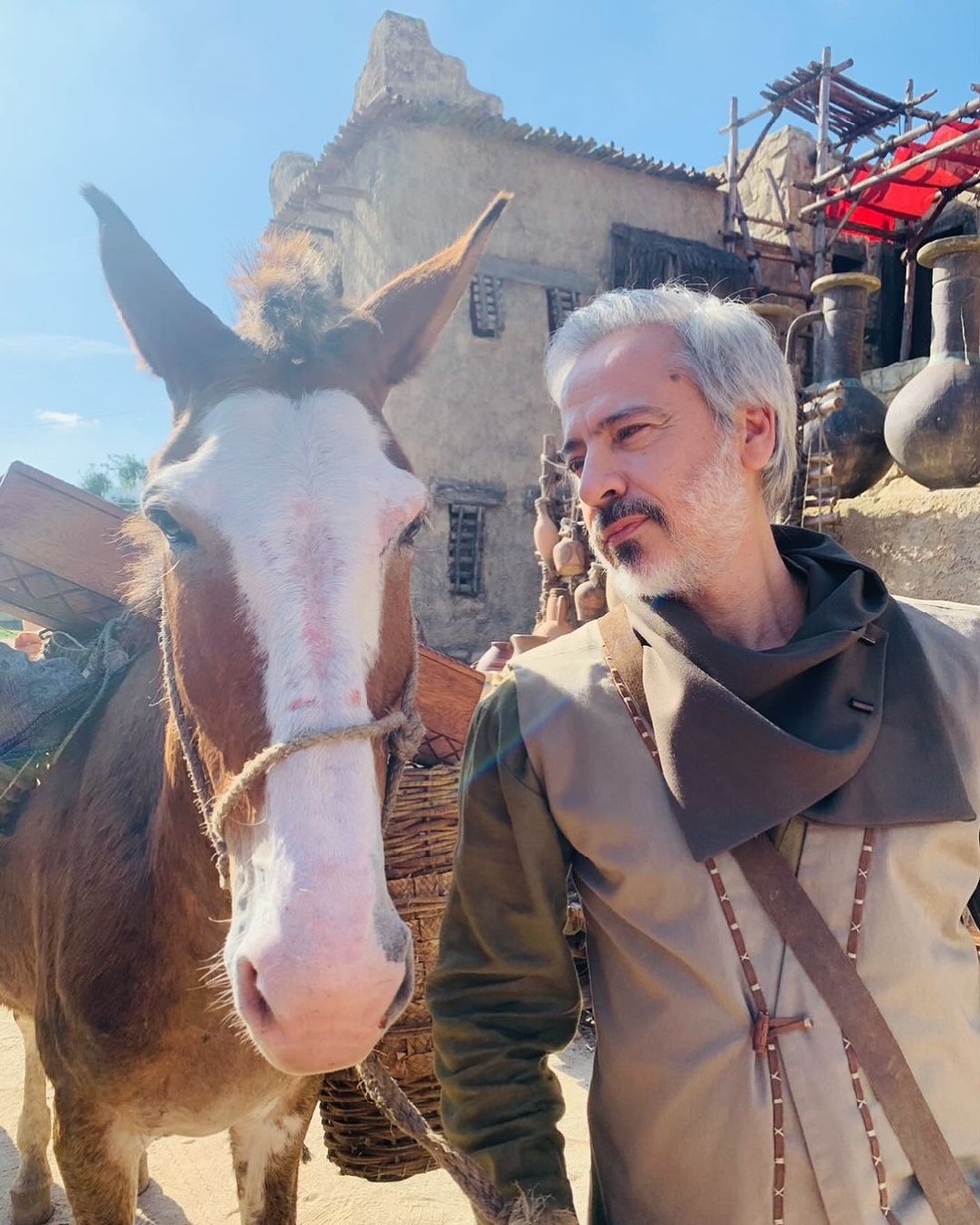 Quem é Edson Fieschi, ex-galã da Globo que namora modelo 41 anos mais novo