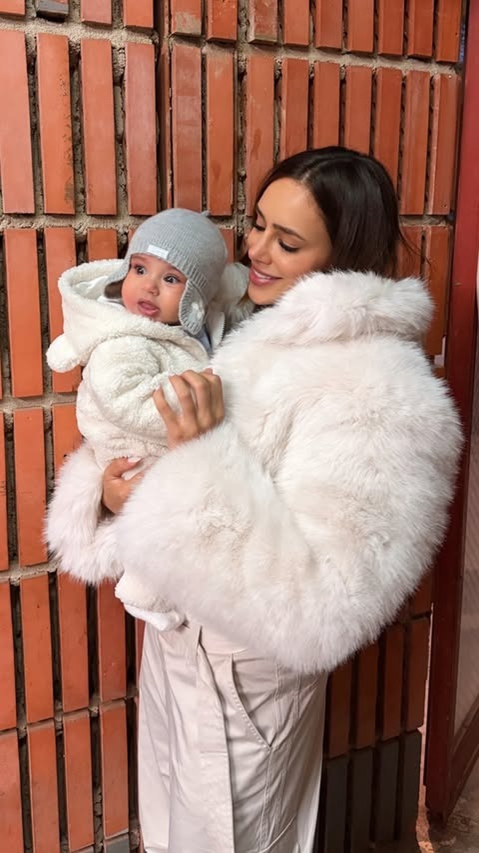 Bruna Biancardi compartilha look de Mel para o frio em Barcelona