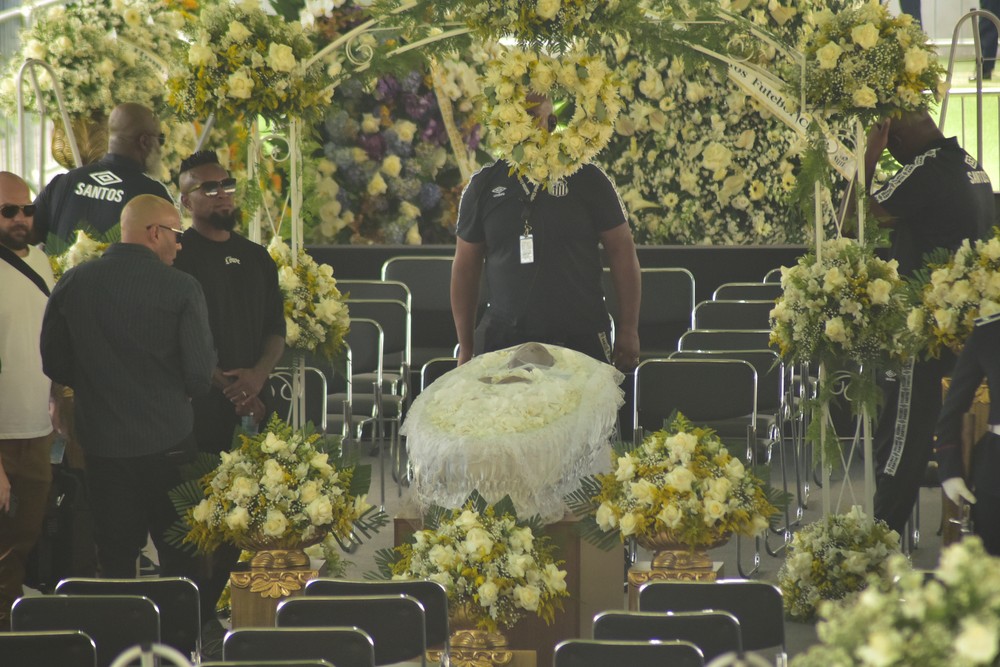 Edinho consola Márcia Aoki, viúva de Pelé, no velório do Rei do Futebol ...