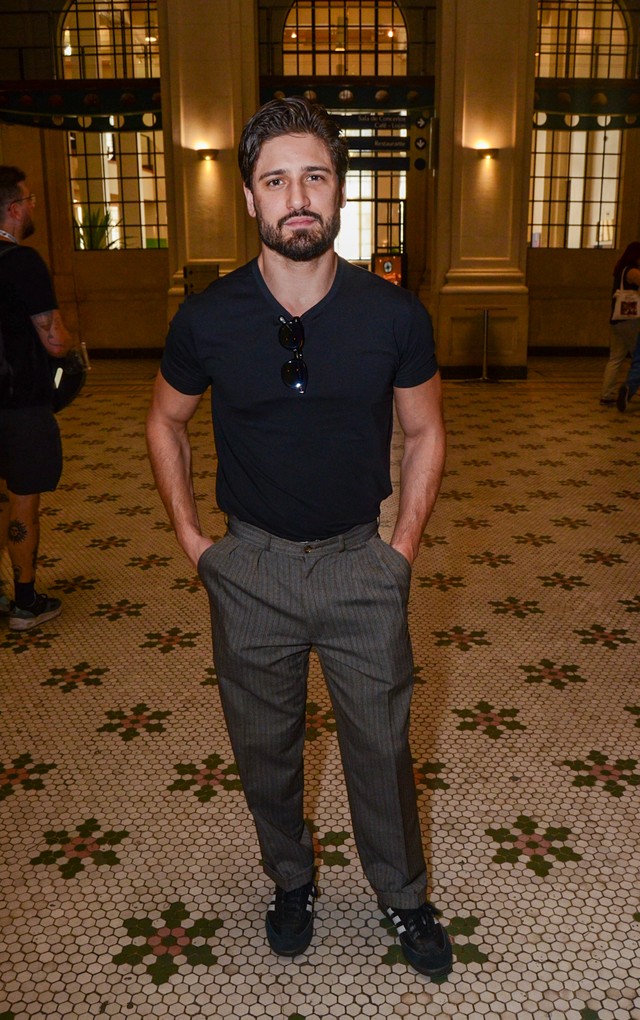 Daniel Rocha faz primeira aparição após assumir relacionamento com ...