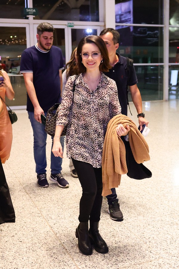 Solteira, Sandy embarca para turnê na Europa com a família