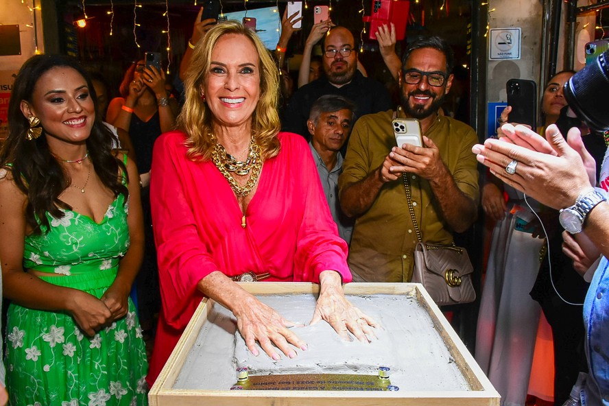 Helô Pinheiro, a 'Garota de Ipanema', deixa marca das mãos gravadas em bar