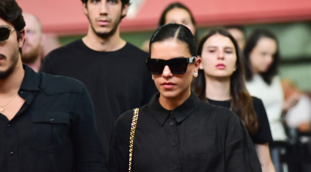 Mariana Rios sai abalada do velório de Abílio Diniz com o namorado, Juca Diniz