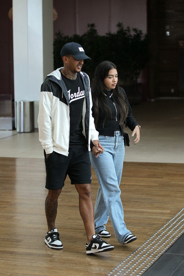 De volta ao Brasil, Wesley França, do Flamengo, curte companhia de esposa