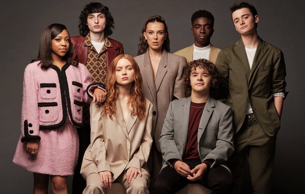Ator de 'Stranger Things' posta com novo namorado: 'Um mês de nós'