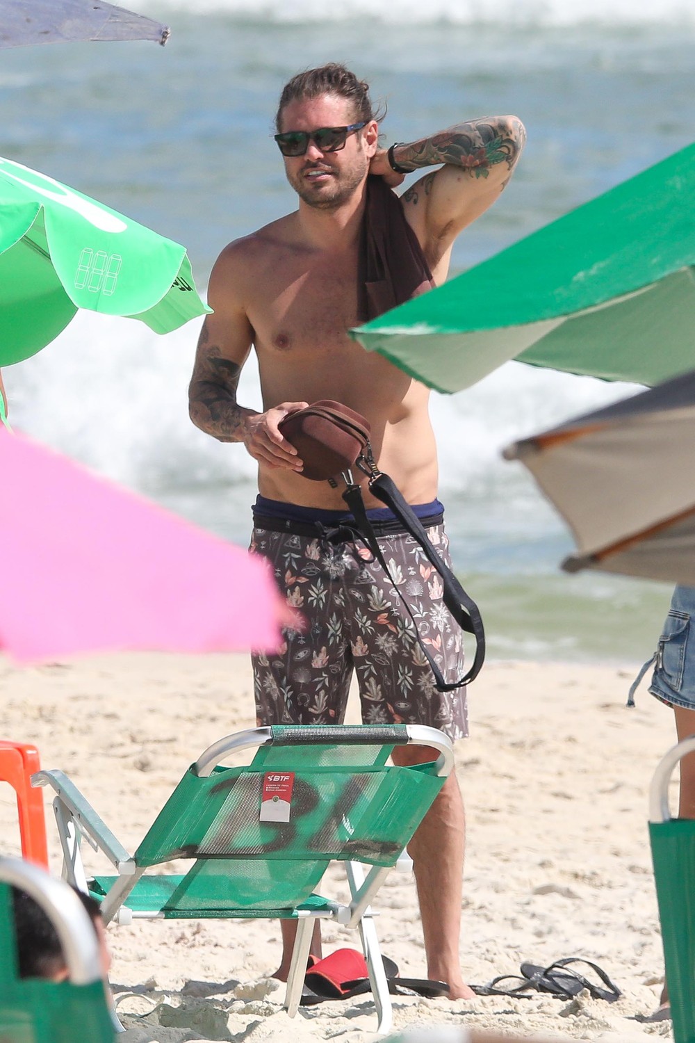 Com os filhos, Dado Dolabella curte dia de praia no Rio de Janeiro