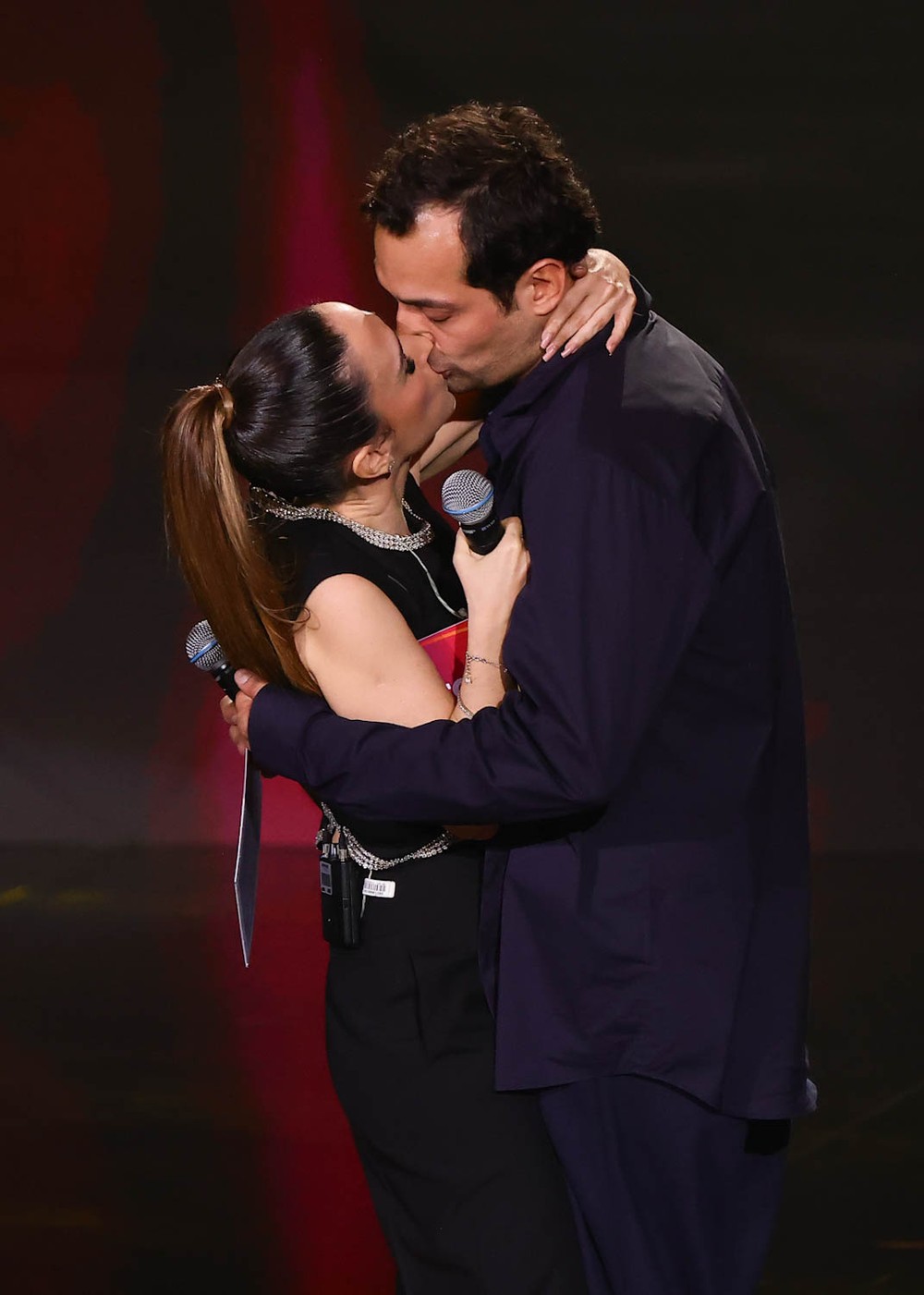 Tata Werneck e Eduardo Sterblitch se beijam no palco do Upfront 2024