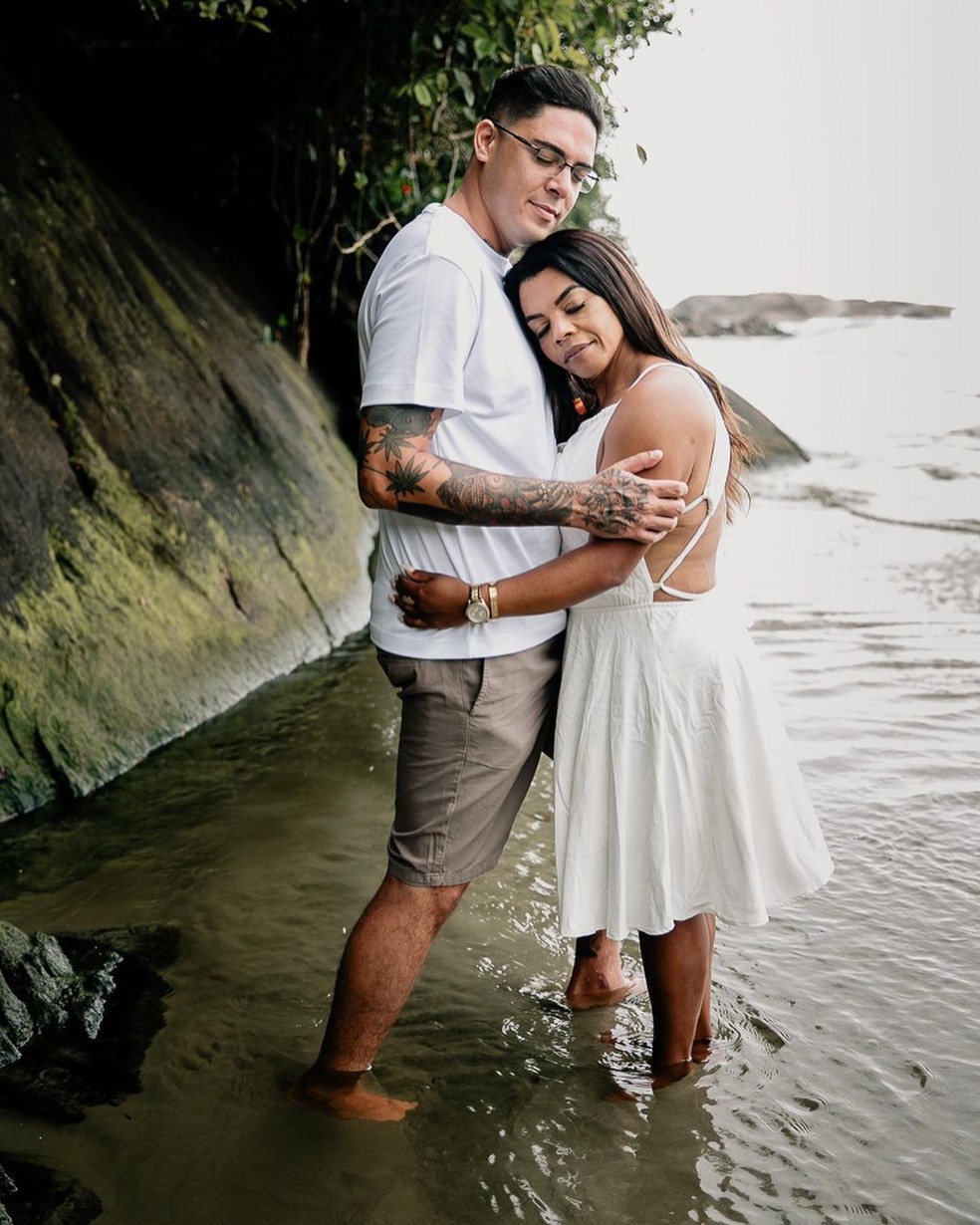 Mãe de MC Kevin fica noiva de produtor musical 11 anos mais jovem