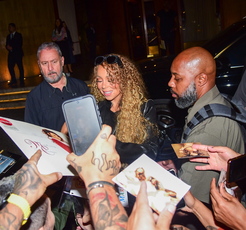 Mariah Carey atende fãs em hotel em São Paulo antes de The Town; fotos