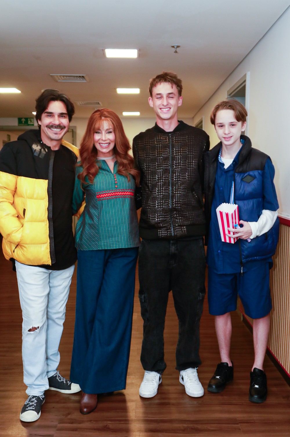 Danielle Winits recebe o marido, os dois filhos, a mãe e o irmão em peça