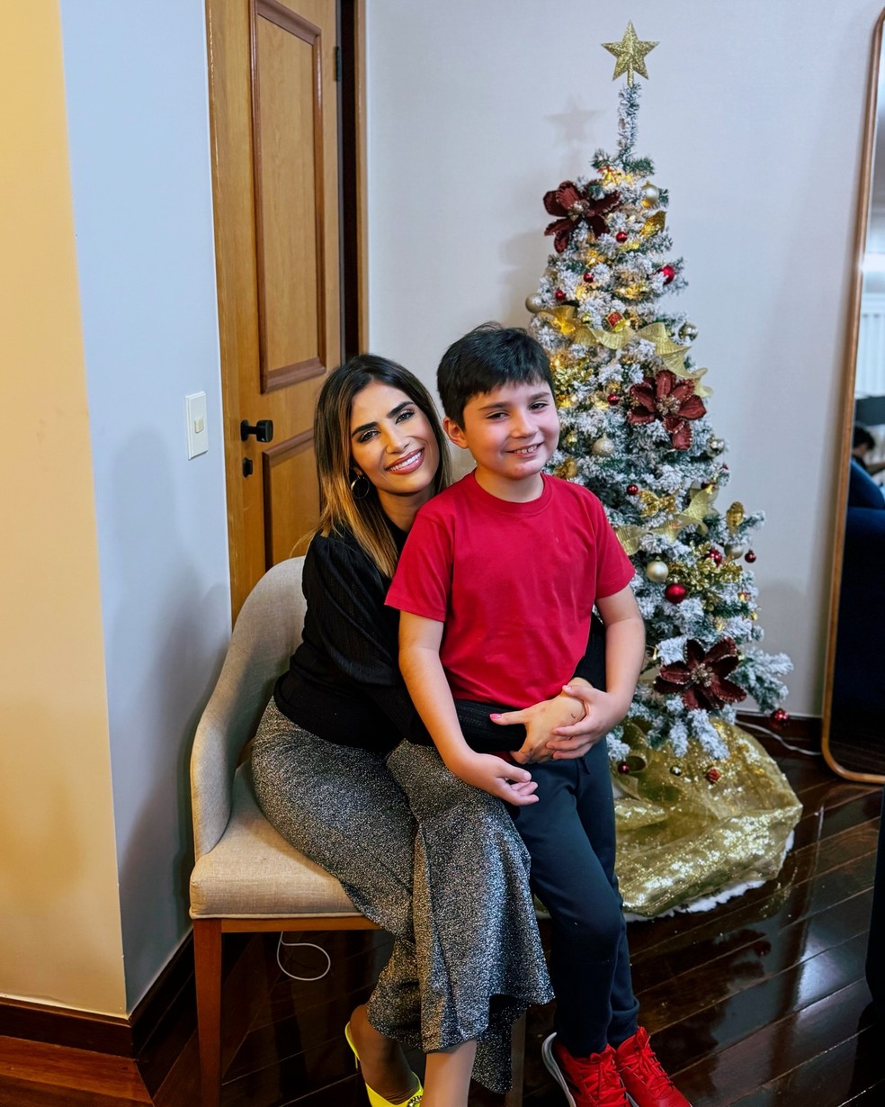 Jéssica Beatriz Costa brinca que está grávida e ri da reação do filho ...