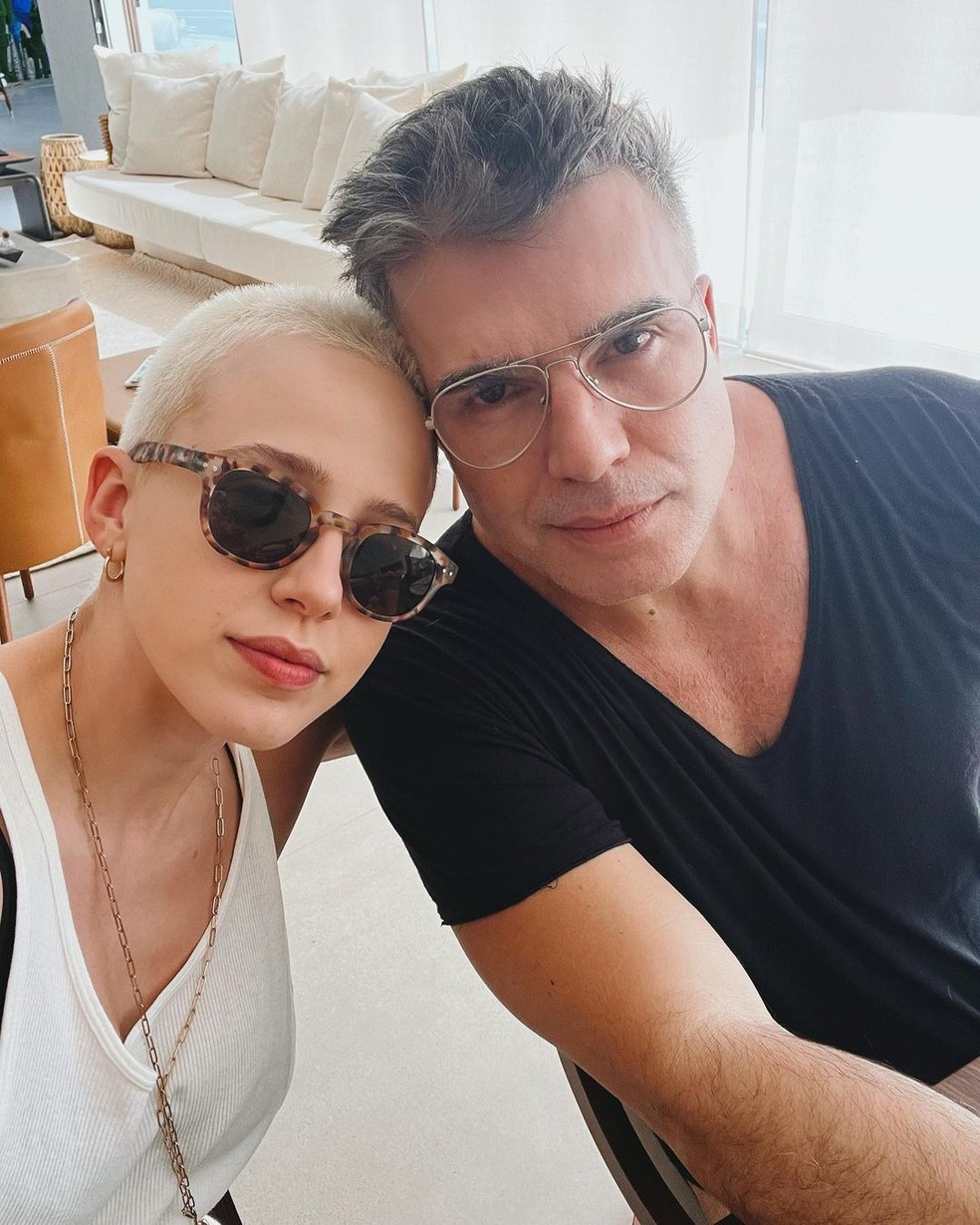 Grávida, Claudia Raia ganha visita e beijo na barriga de Marcella Rica