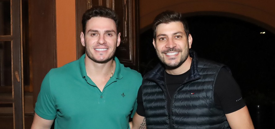 Solteiro, ex-BBB Gustavo Cowboy volta a curtir noitada com Caio Afiune