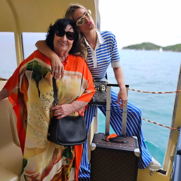 'Sósia' de Paulo Gustavo rouba a cena em viagem com Dona Déa e Lívia ...