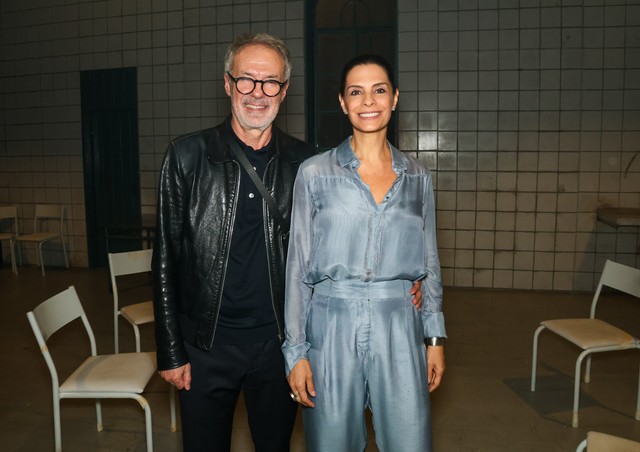 Helena Ranaldi posa com o ex-marido, o atual e o filho em noite de teatro