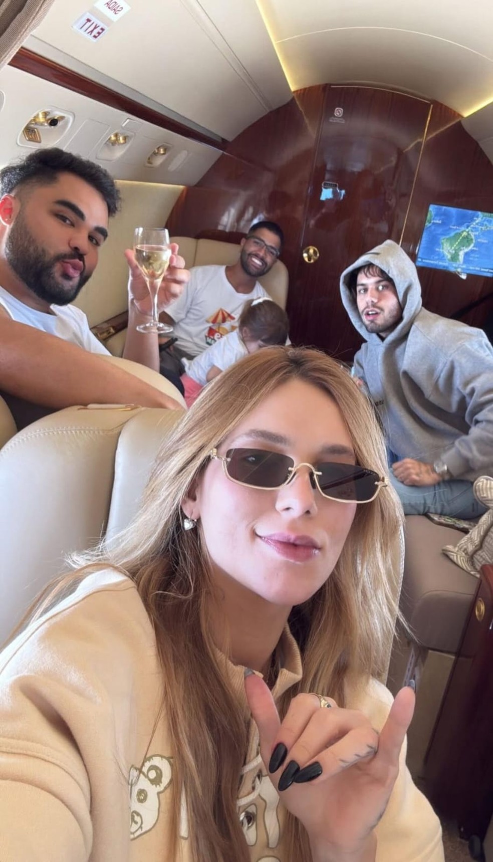 Virginia Fonseca celebra aniversário da mãe em jatinho a caminho de Bahamas