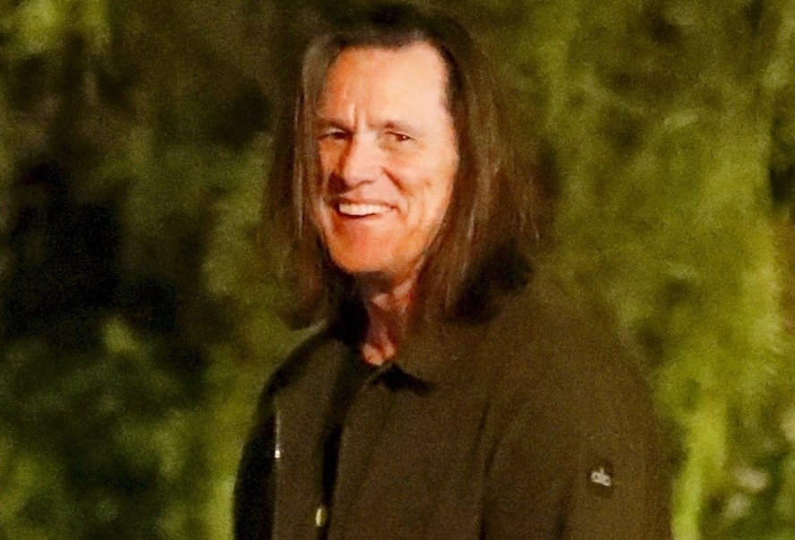Jim Carrey muda visual e aparece com cabelos compridos em Los Angeles