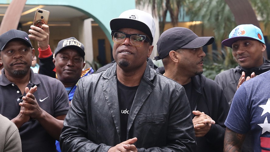 Emocionado, Buchecha canta 'Glamurosa' no velório de Mc Marcinho