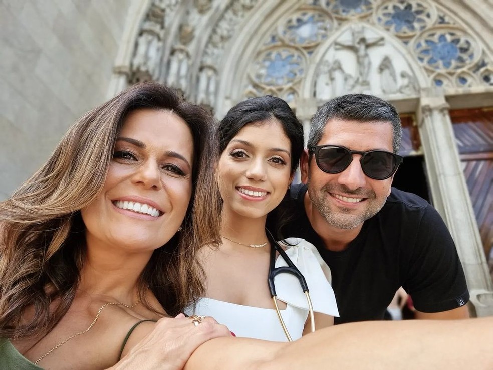 Adriana Araújo e Chico Zaidan Mendez com a filha Giovanna — Foto ...