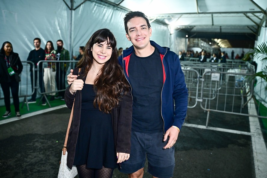 Repórter Alessandro Jodar e a esposa, que está grávida, vão ao The Town ...