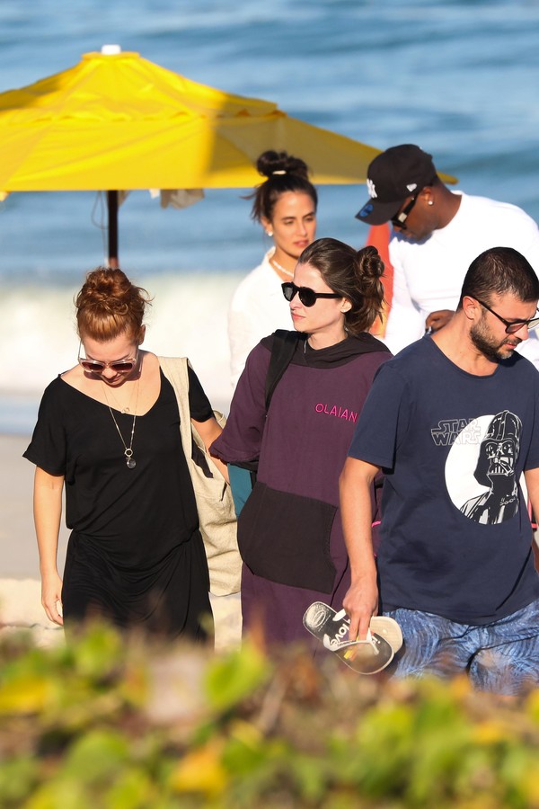 Thiaguinho vai à praia com Carol Peixinho, Fernanda Souza e a namorada ...