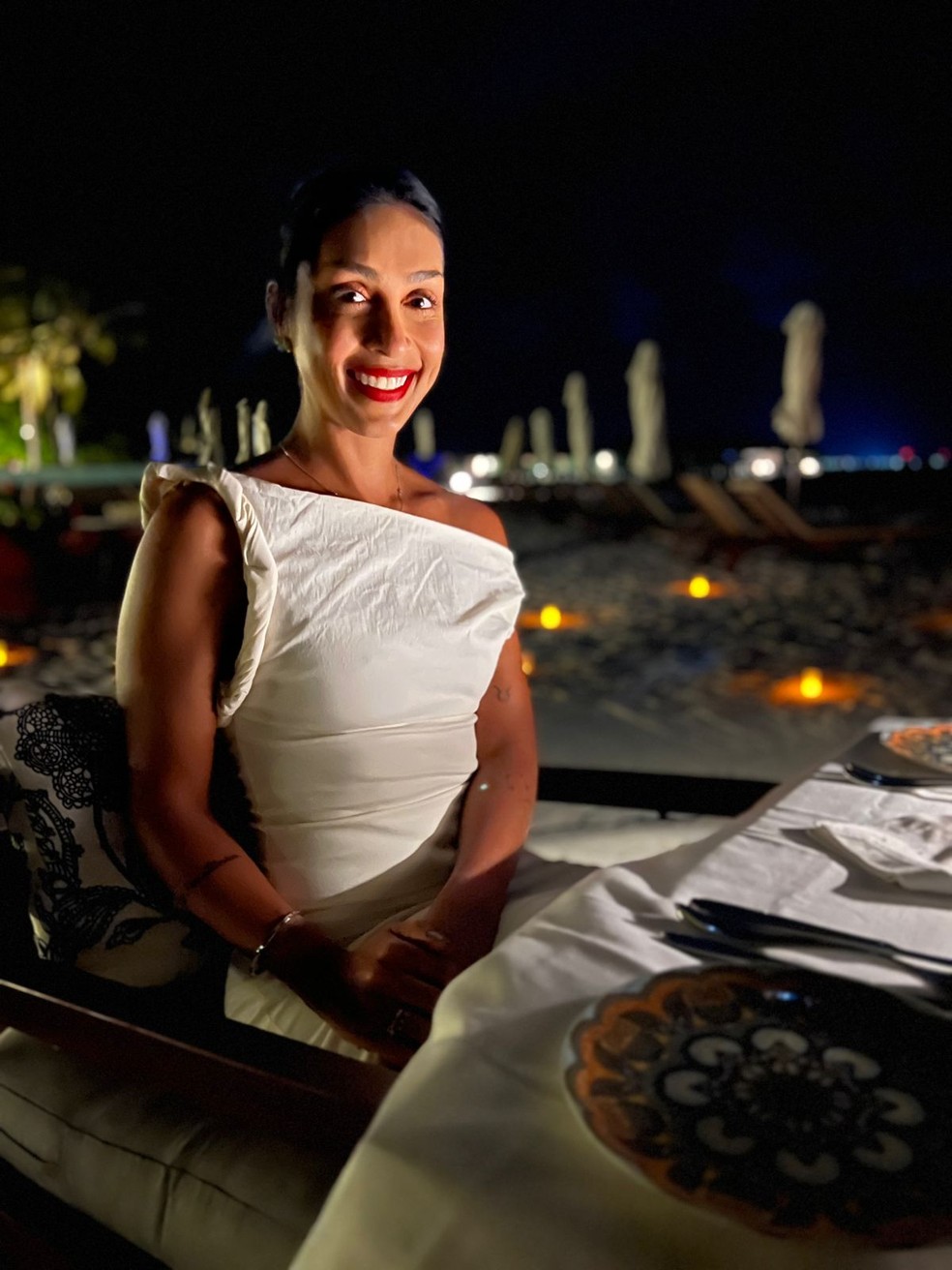 Ex-BBB Amanda Djehdian renova votos de casamento nas Maldivas; fotos