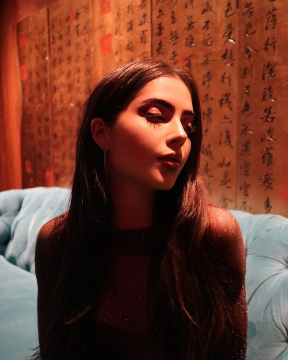 Jade Picon aposta em look com transparência para passeio em Nova York